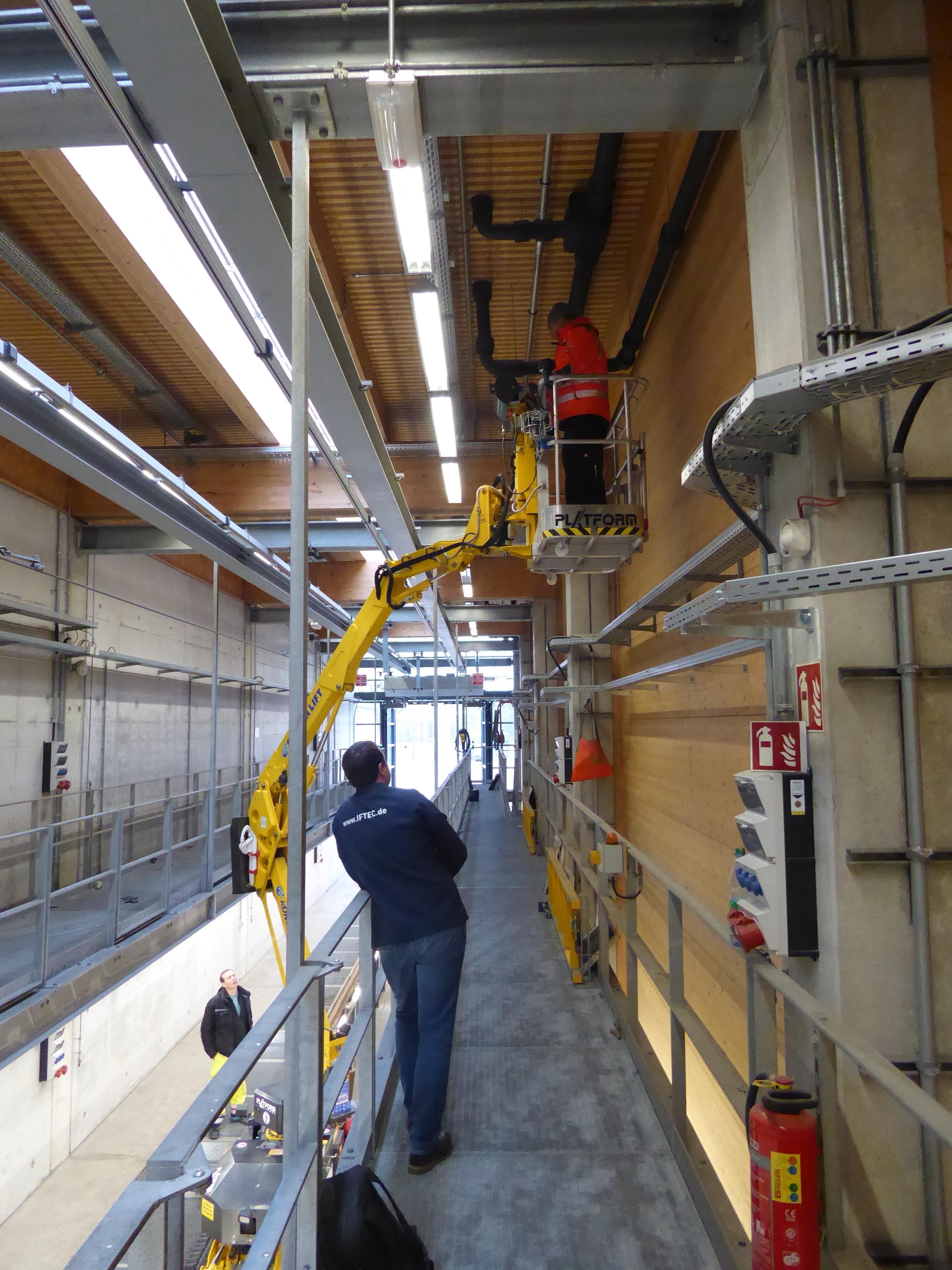 RR9-200 in use in a workshop hall for the Leipziger Verkehrsbetriebe